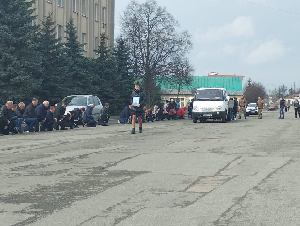 Малин попрощався із загиблим військовим Максимом Гвоздицьким. ФОТО - Малин - MALYN.MEDIA